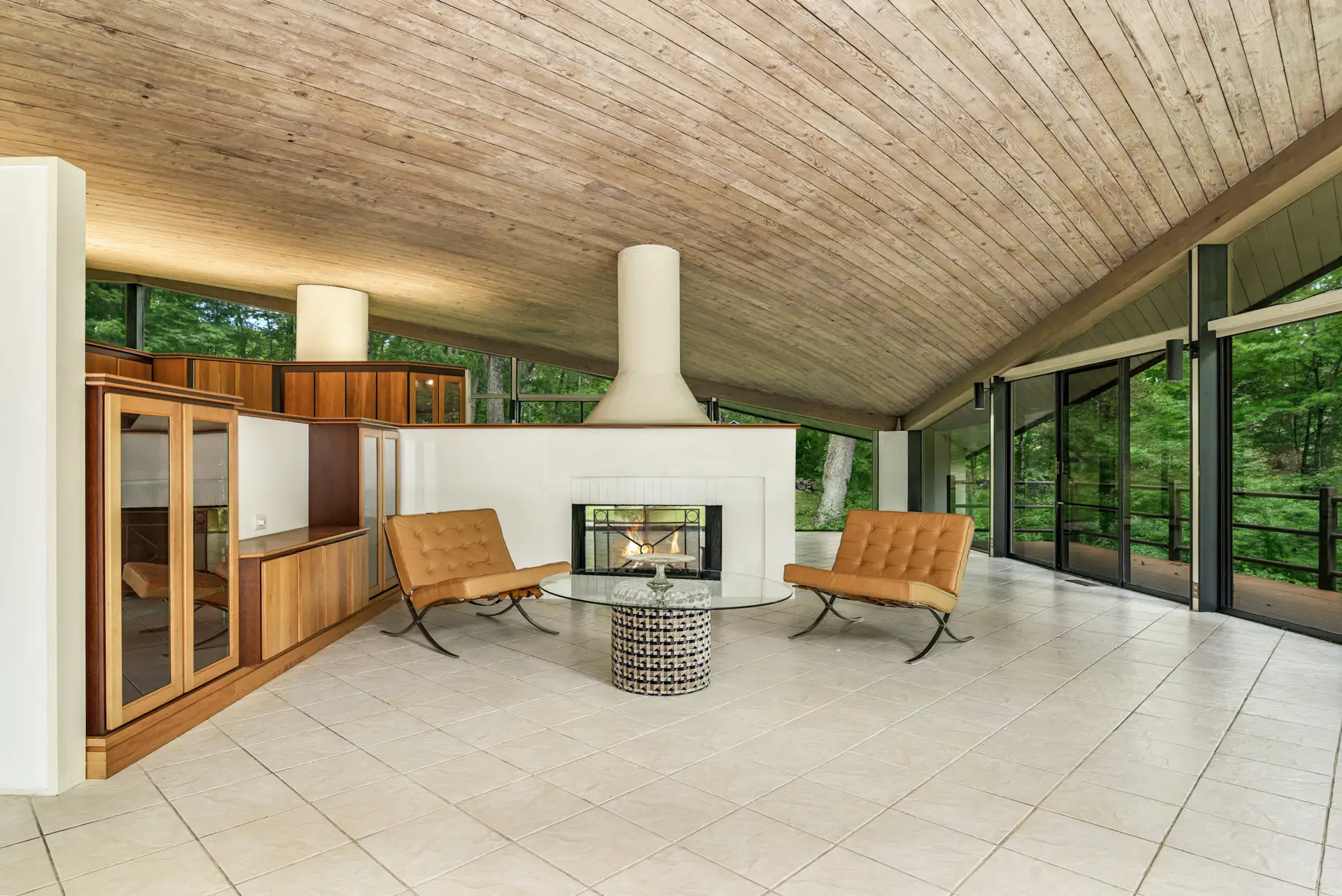 A Midcentury Gem With a Jaw-Dropping Roof Hits the Market in ...