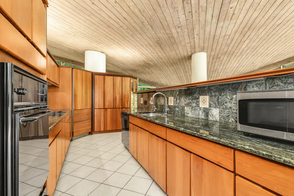 A Midcentury Gem With a Jaw-Dropping Roof Hits the Market in ...