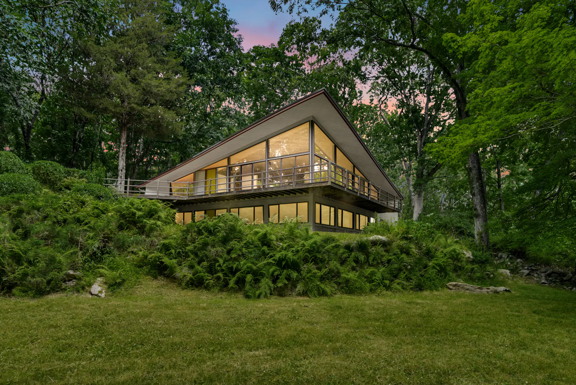 A Midcentury Gem With a Jaw-Dropping Roof Hits the Market in ...