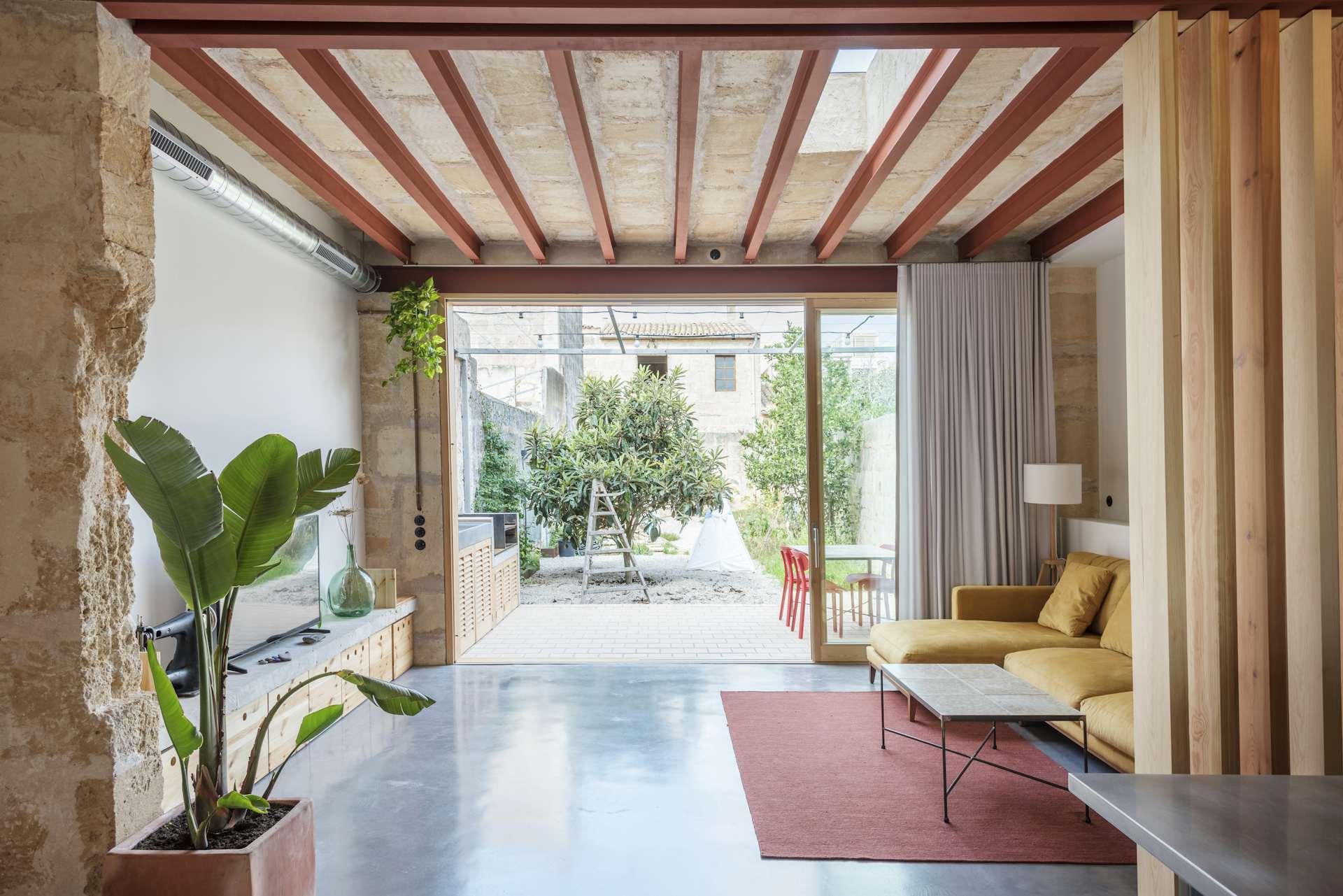 Photo 5 of 16 in Marés Stone Meets Playful Color at This Apartment ...