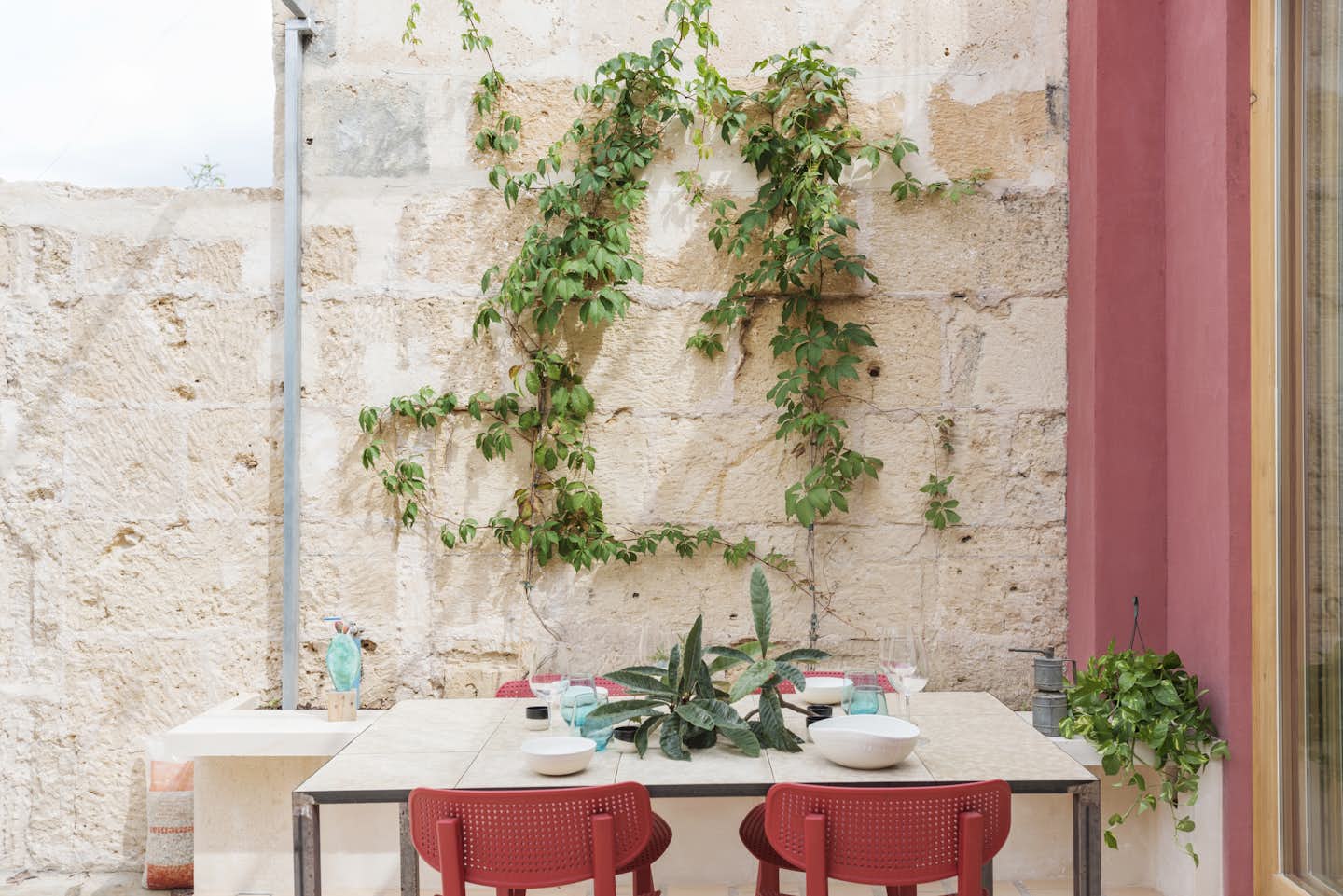 Photo 11 of 16 in Marés Stone Meets Playful Color at This Apartment ...