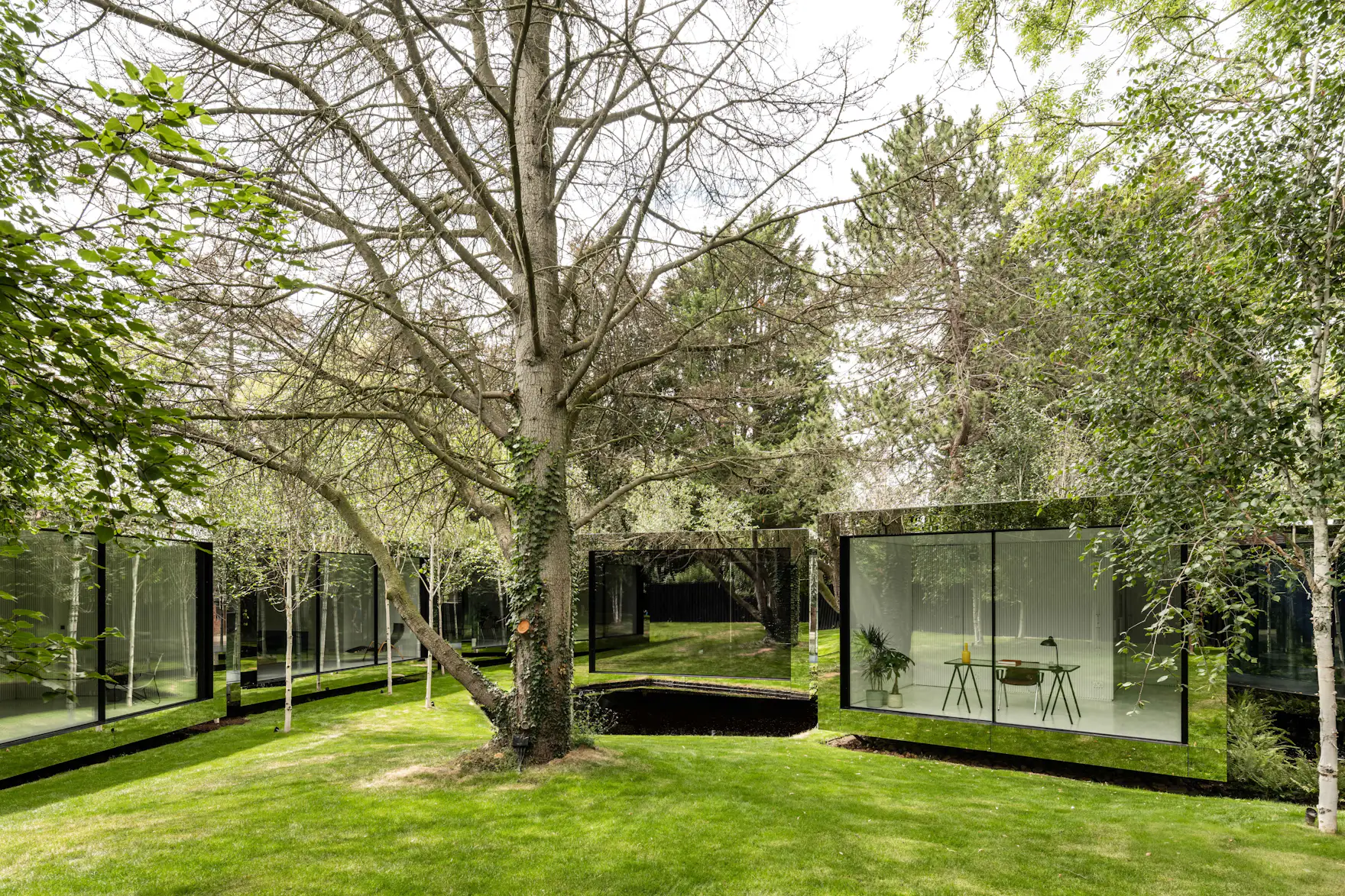 Photo 10 of 10 in Pounce on This “Invisible House” in England Before It ...