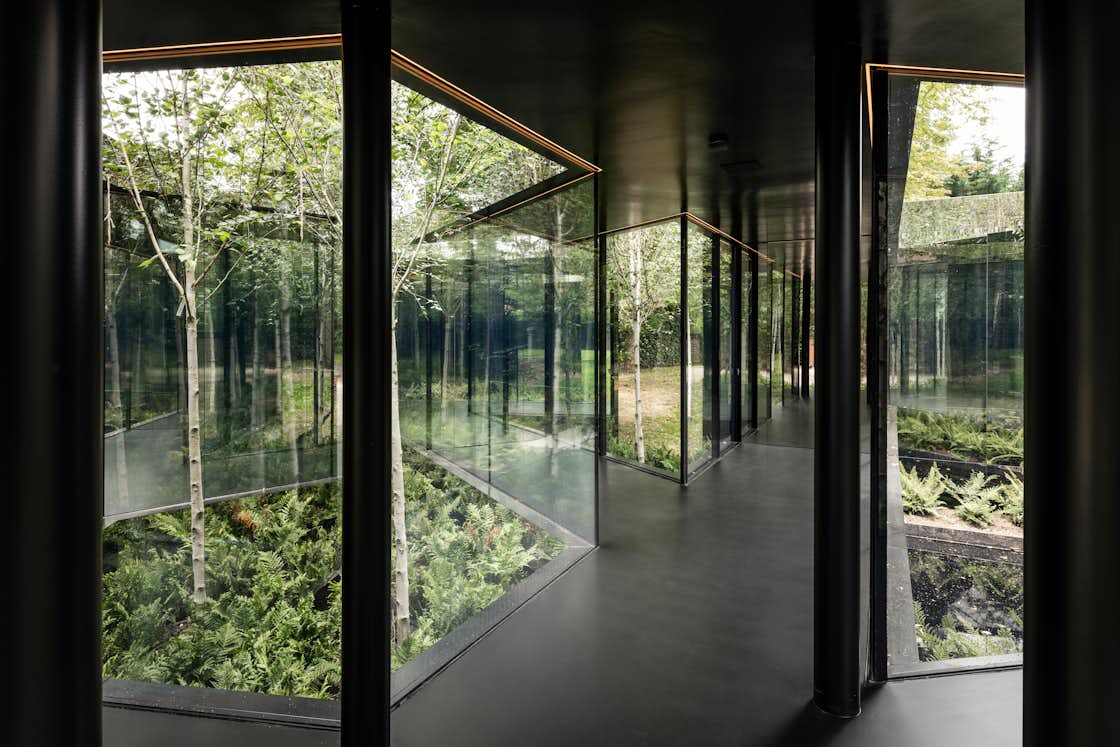 Photo 2 of 10 in Pounce on This “Invisible House” in England Before It ...