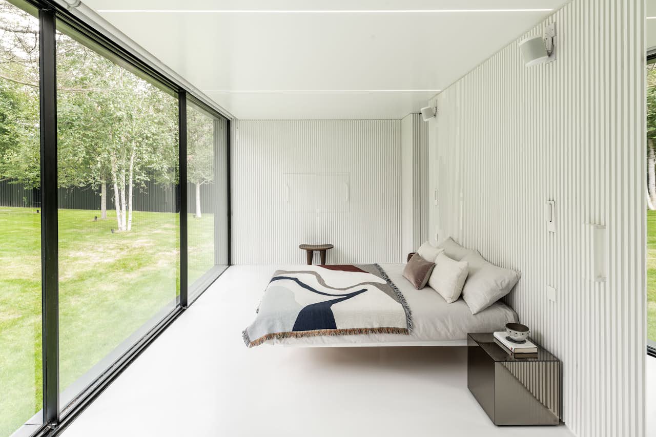 Photo 6 of 10 in Pounce on This “Invisible House” in England Before It ...