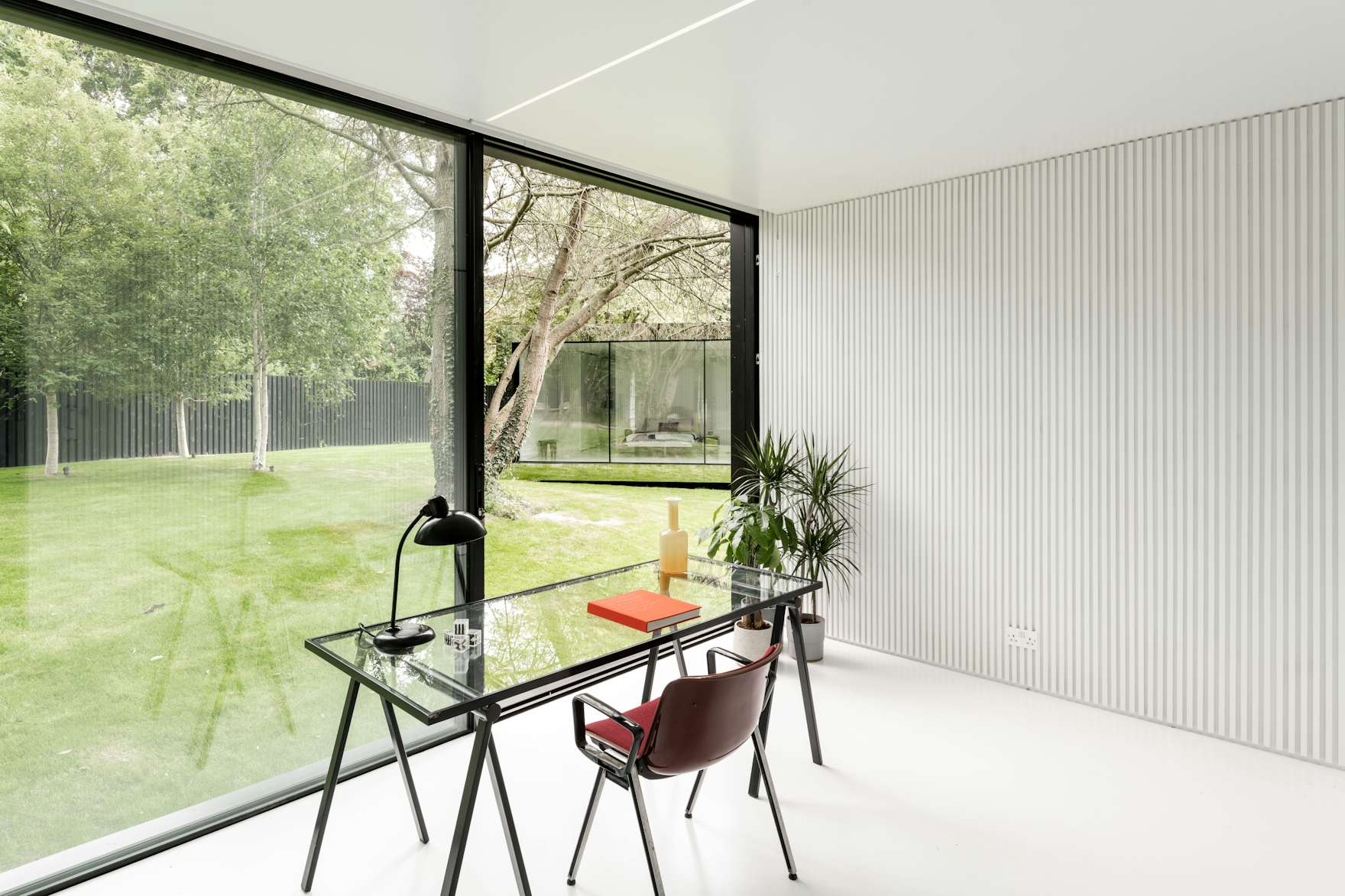 Photo 6 of 10 in Pounce on This “Invisible House” in England Before It ...