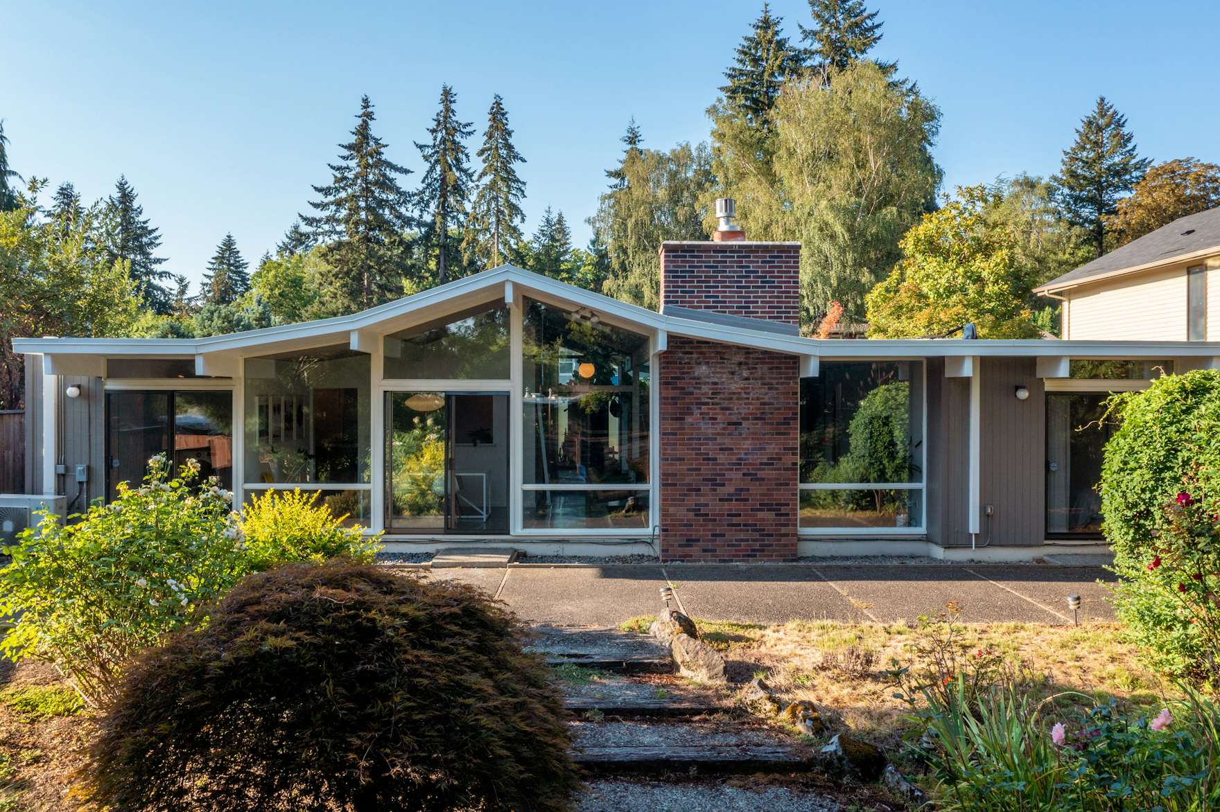An Oregon Midcentury With a Lush Indoor Garden Could Be Yours for $1.2M ...