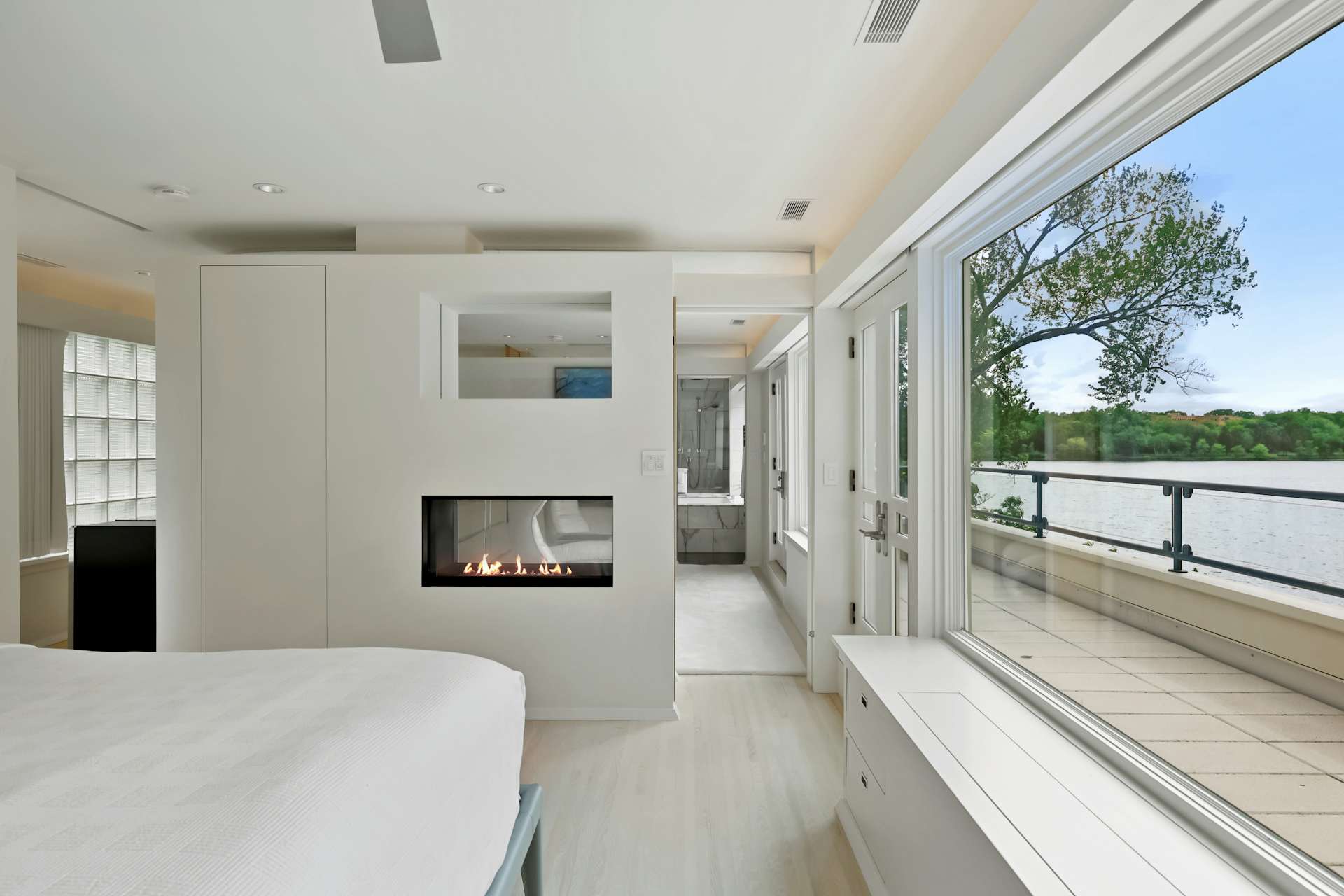 Photo 7 of 11 in A Streamline Moderne Stunner Lands on the Market in ...