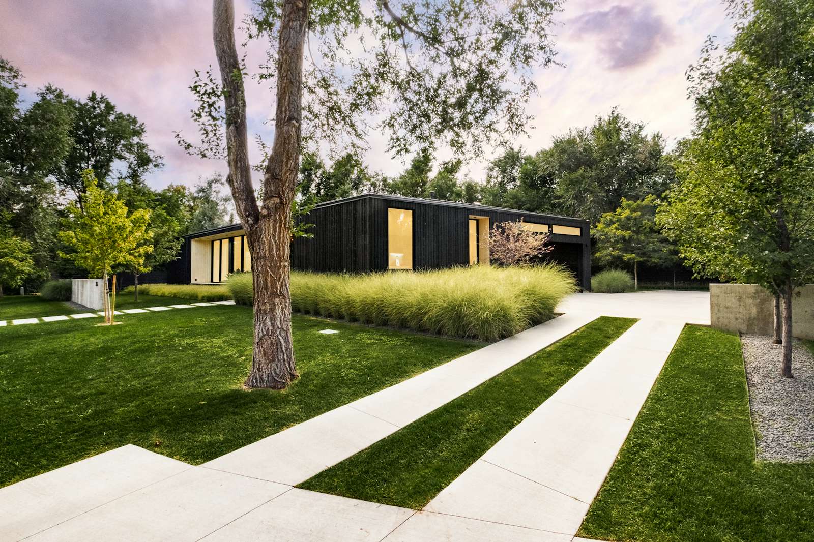Photo 2 of 11 in In Colorado, an AIA Award–Winning Home With an Inky ...