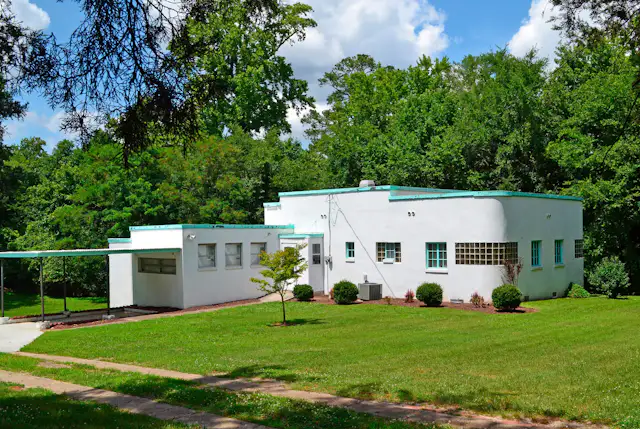 Photo 2 of 4 in Azurest South: The Virginia Home Where a Pioneering ...