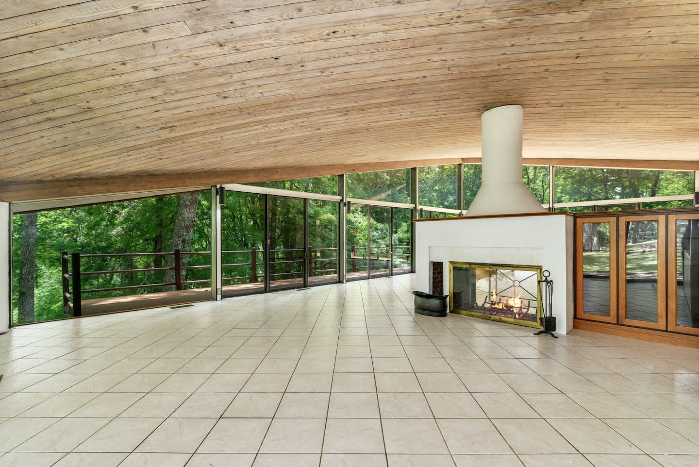 Photo 3 of 6 in The Iconic Evans House Lands Back on the Market for $2 ...