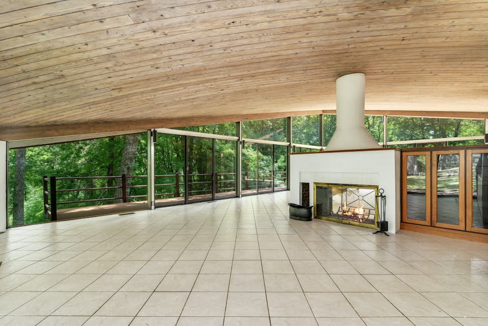 Photo 3 of 6 in The Iconic Evans House Lands Back on the Market for $2 ...