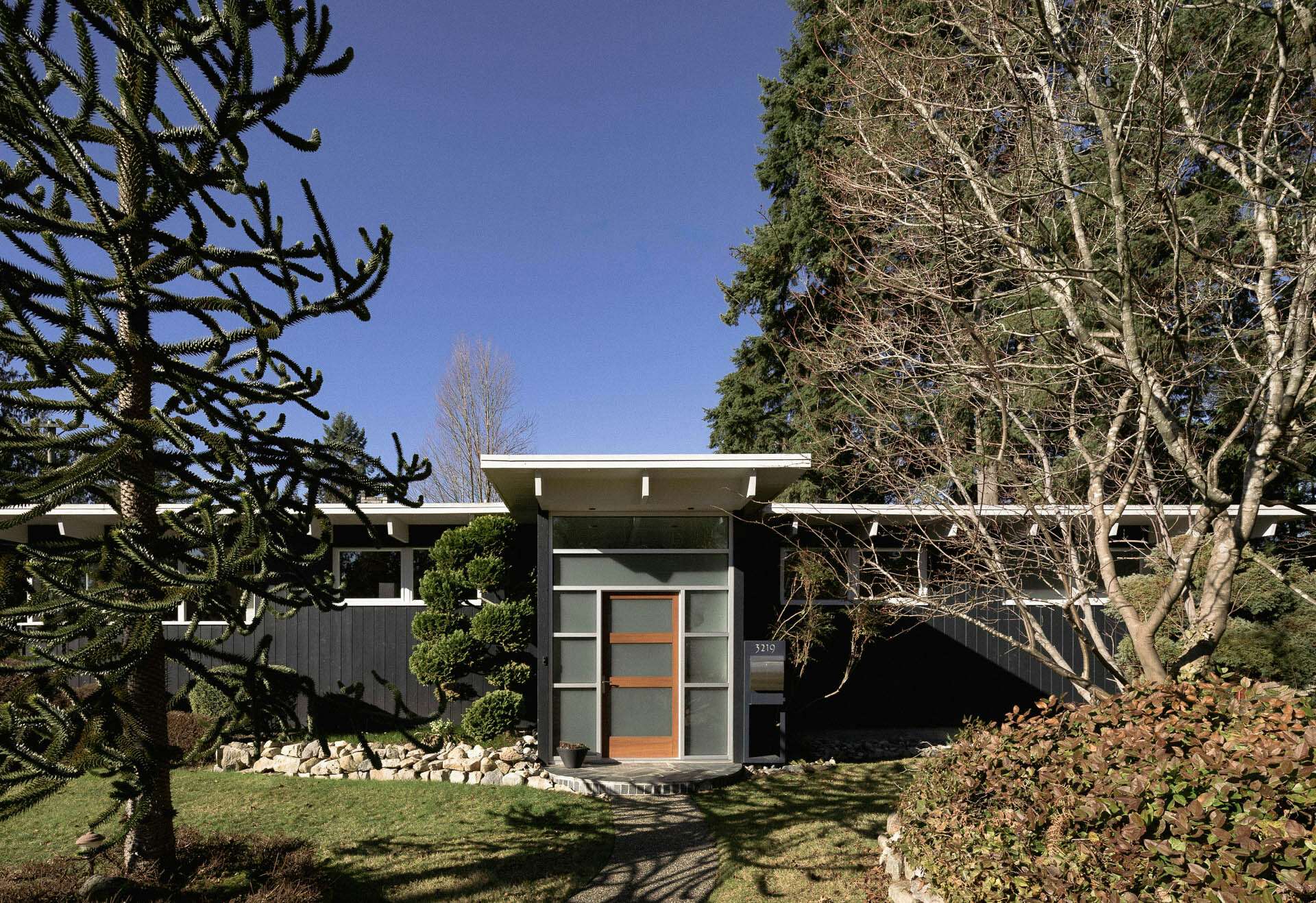 Photo 1 of 9 in In Vancouver, a Bob Lewis Midcentury With Eichler Vibes ...