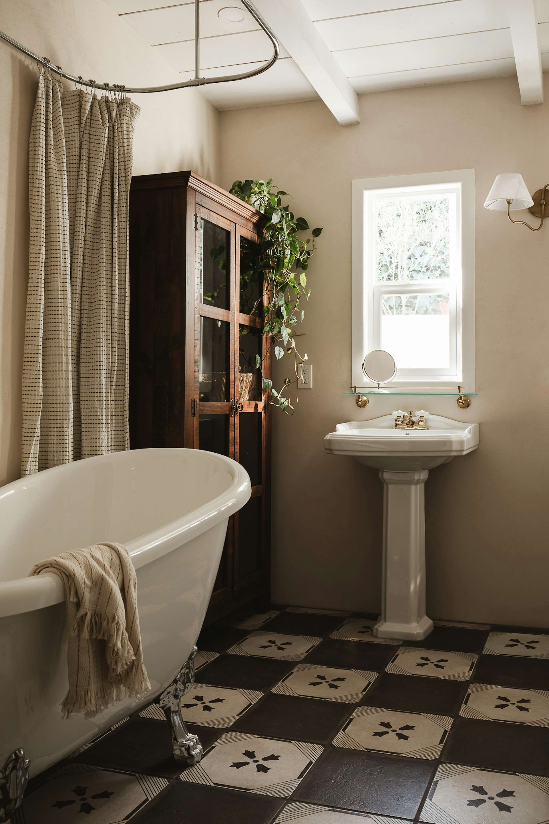 Photo 9 of 11 in If You Love English Cottages But Live in L.A., This ...