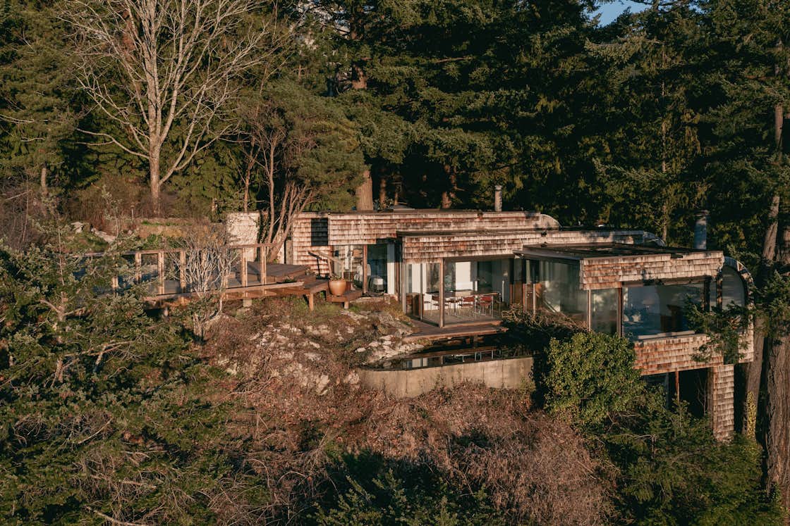 Photo 2 of 10 in In West Vancouver, Architect Barry Downs’s Cliffside ...