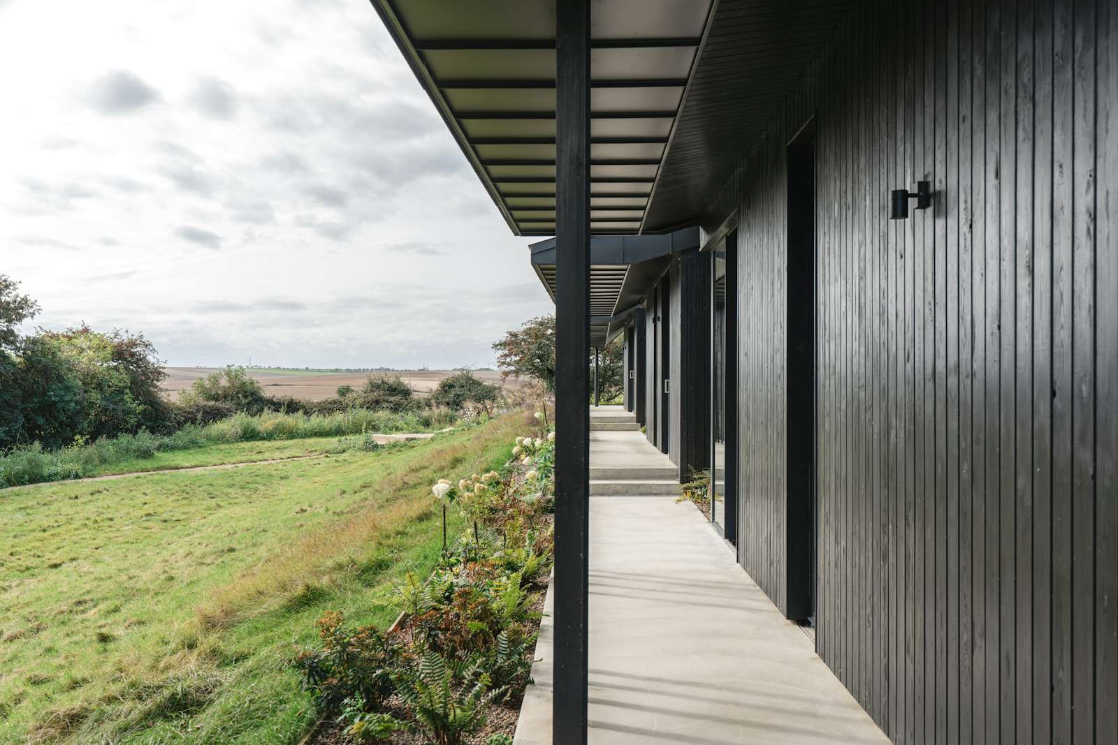 Photo 3 of 10 in In England, a RIBA Award–Winning Countryside Home Hits ...