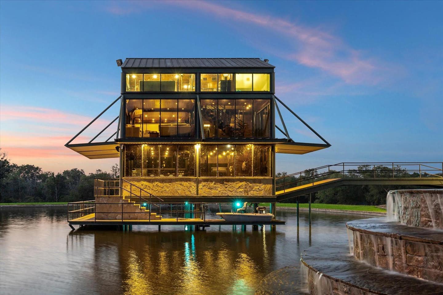 Photo 10 of 10 in In Texas, a 23-Acre Compound With a “Floating” Glass ...