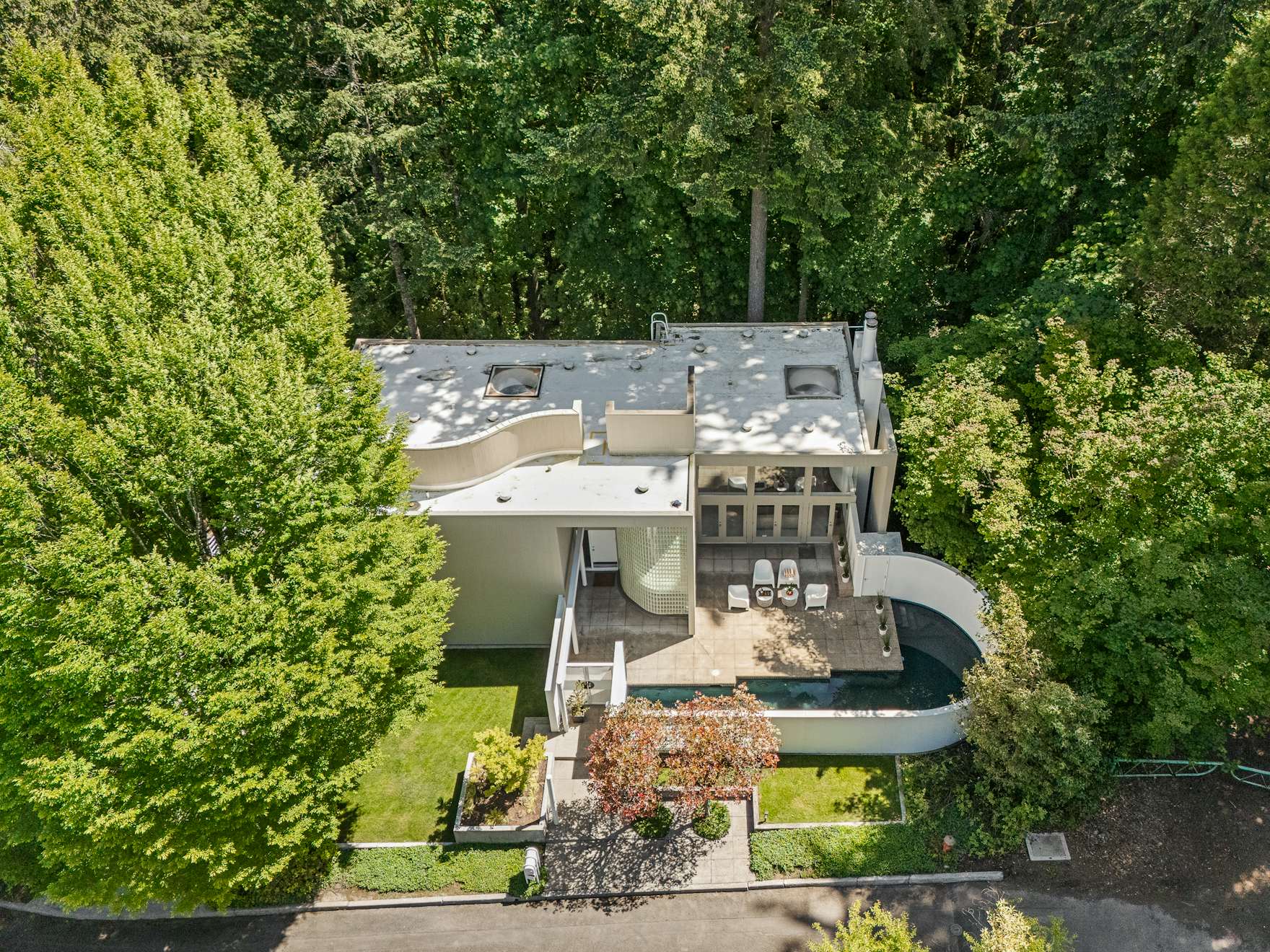 Photo 2 of 13 in The ’80s Are Alive and Well in This Pristine Glass ...