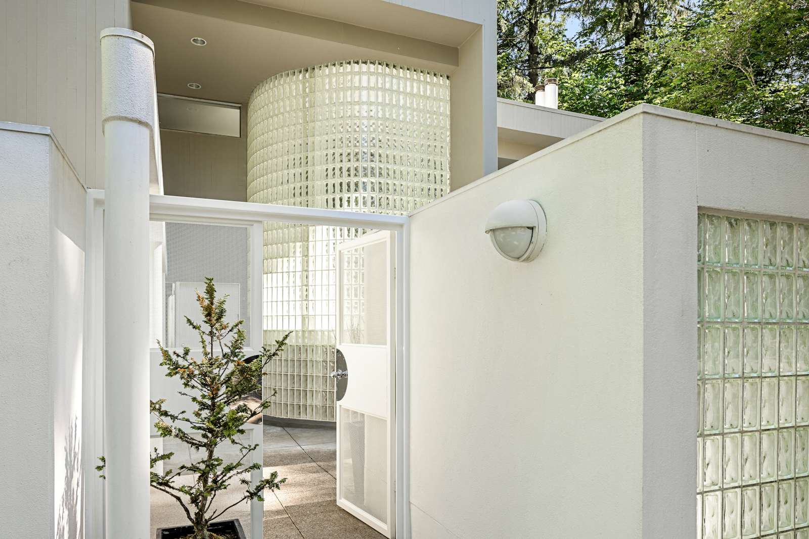 Photo 2 of 13 in The ’80s Are Alive and Well in This Pristine Glass ...