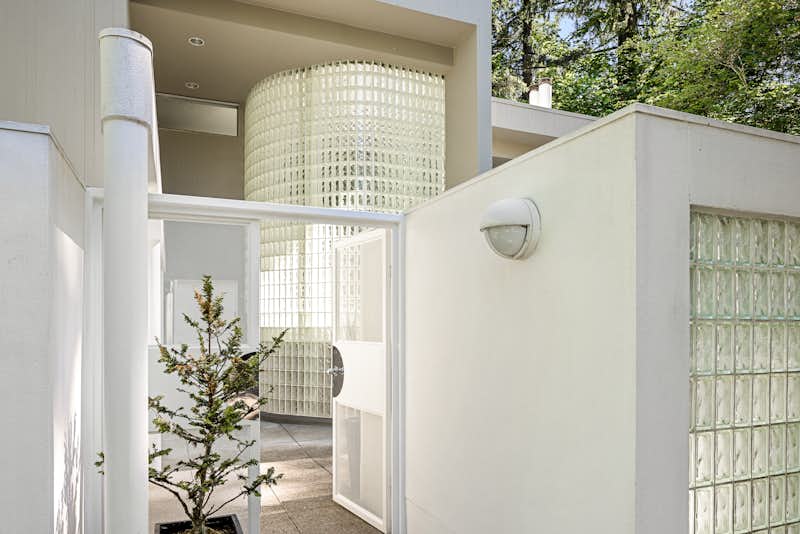 Photo 2 of 13 in The ’80s Are Alive and Well in This Pristine Glass ...