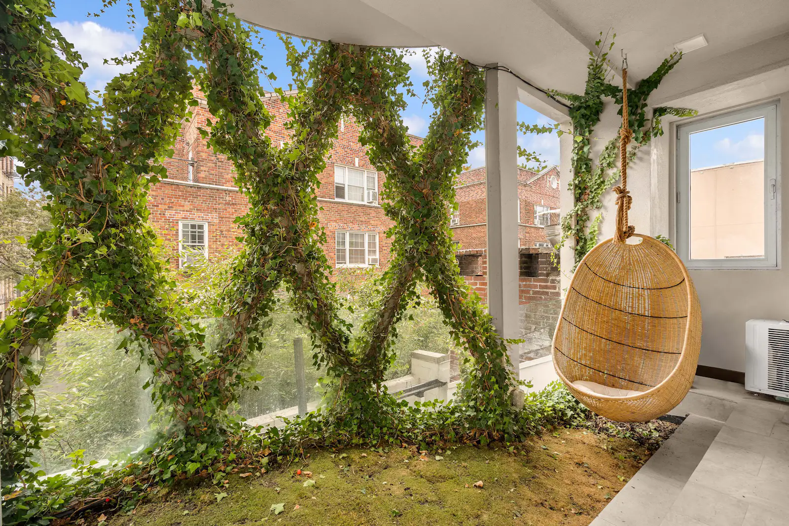 Photo 5 of 10 in Hey Rock Climbing Buffs: This Manhattan Townhouse Has ...