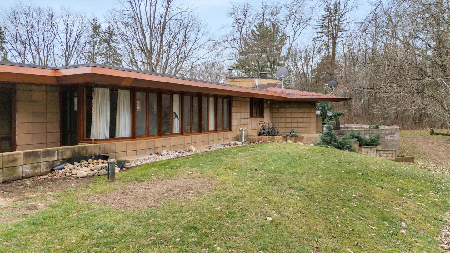 Photo 11 of 11 in Frank Lloyd Wright’s Weisblat House Just Hit the Market for $2.2M - Dwell