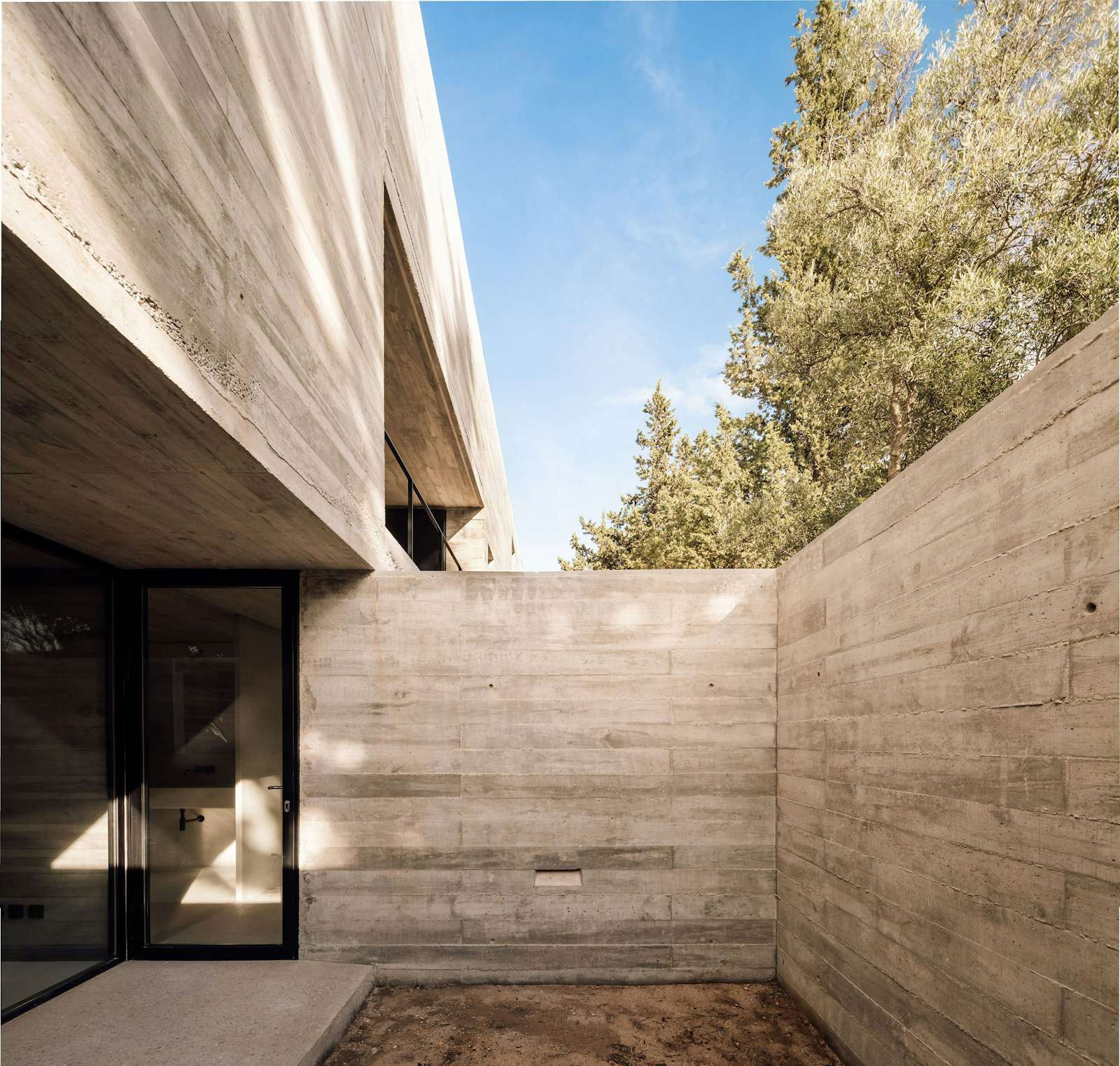 Photo 5 of 15 in Wait Till You See the Pool at This Monolithic Portugal ...