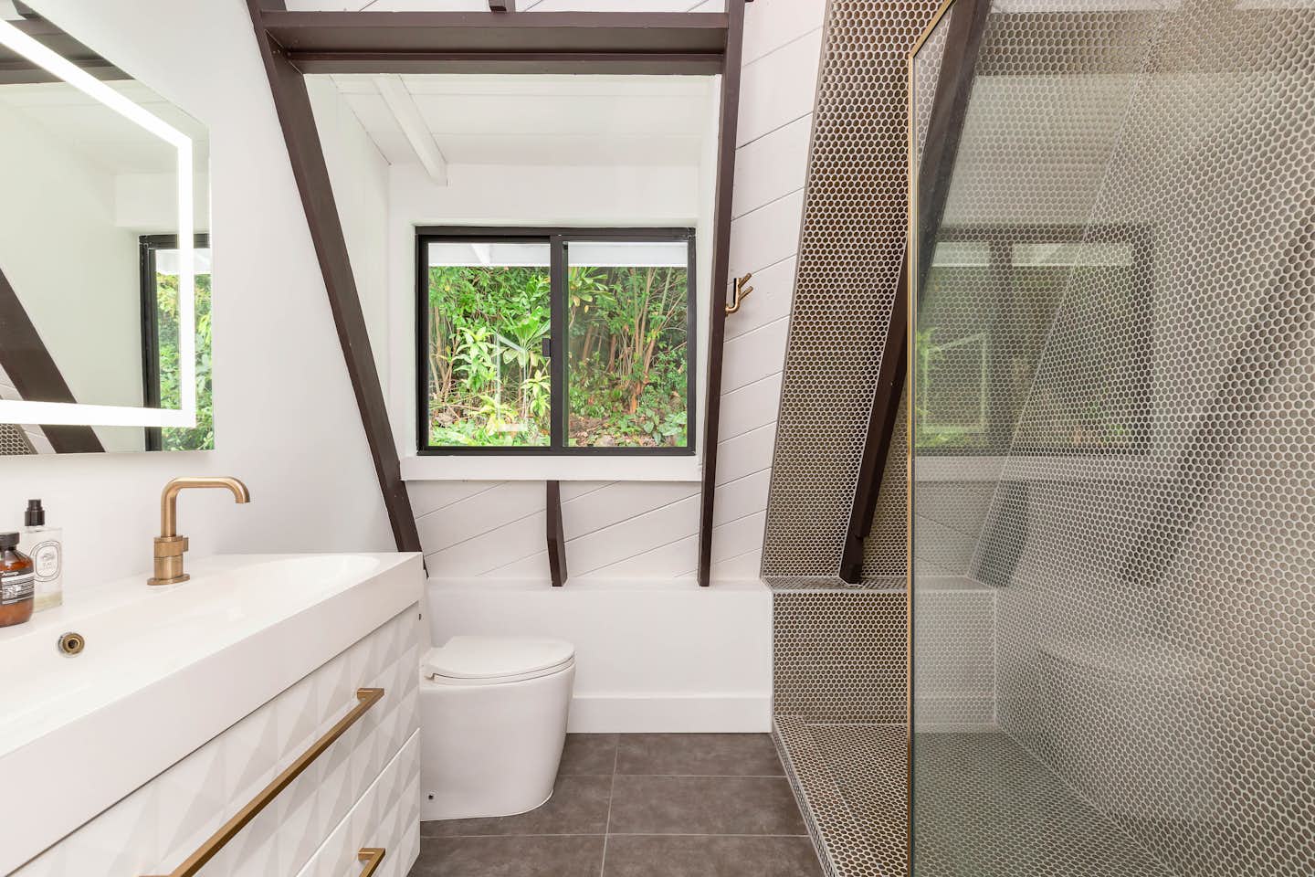 Photo 11 of 14 in In Hawaii, an A-Frame Home With A-Plus Views Seeks $2 ...