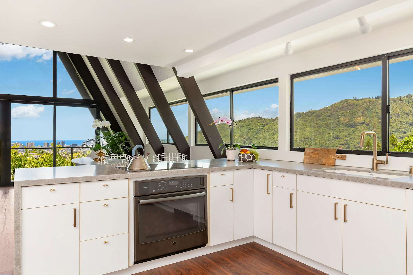 Photo 8 of 14 in In Hawaii, an A-Frame Home With A-Plus Views Seeks $2 ...