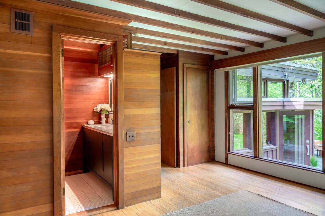 Photo 12 of 15 in One of Frank Lloyd Wright’s Original Apprentices Designed This $1M Home North ...