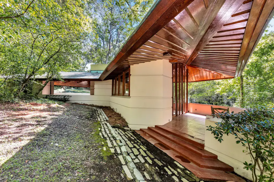 Photo 15 of 16 in Frank Lloyd Wright’s Fountainhead Residence Just Hit ...