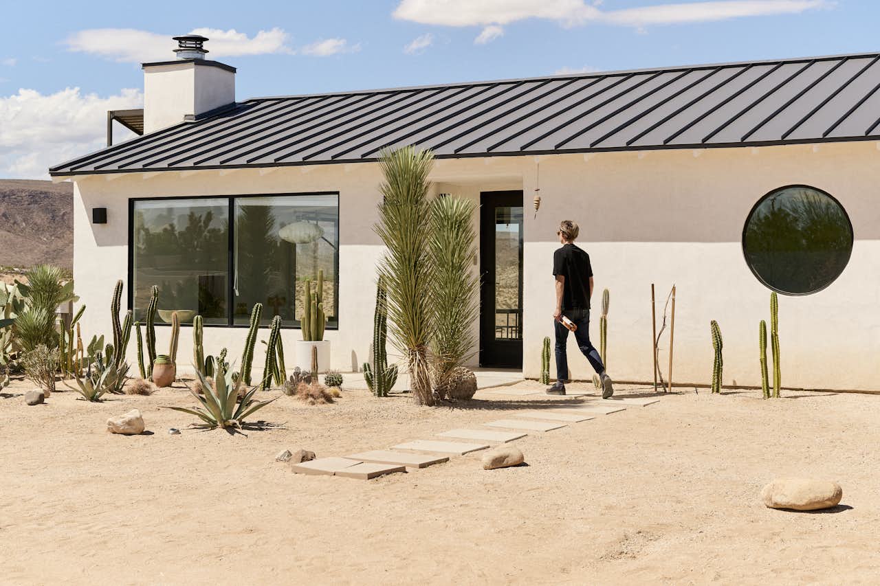Photo 3 of 10 in This Desert Retreat Finds Harmony With Its Striking ...