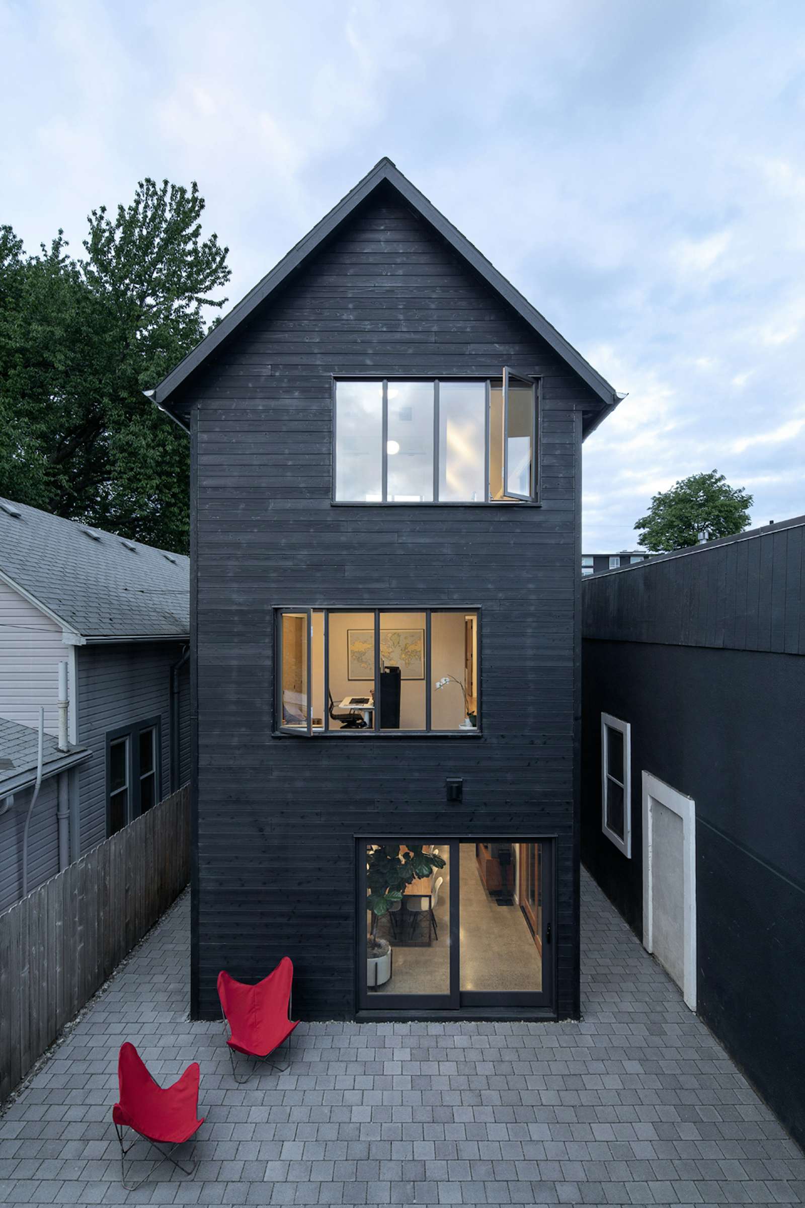 Photo 14 of 30 in 15 Skinny Homes That Make the Most of Narrow Lots ...