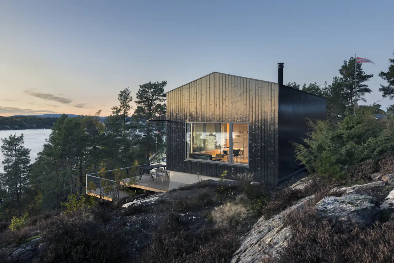 Photo 4 of 15 in 15 Black Cabins That Make the Case for Dark Exteriors ...