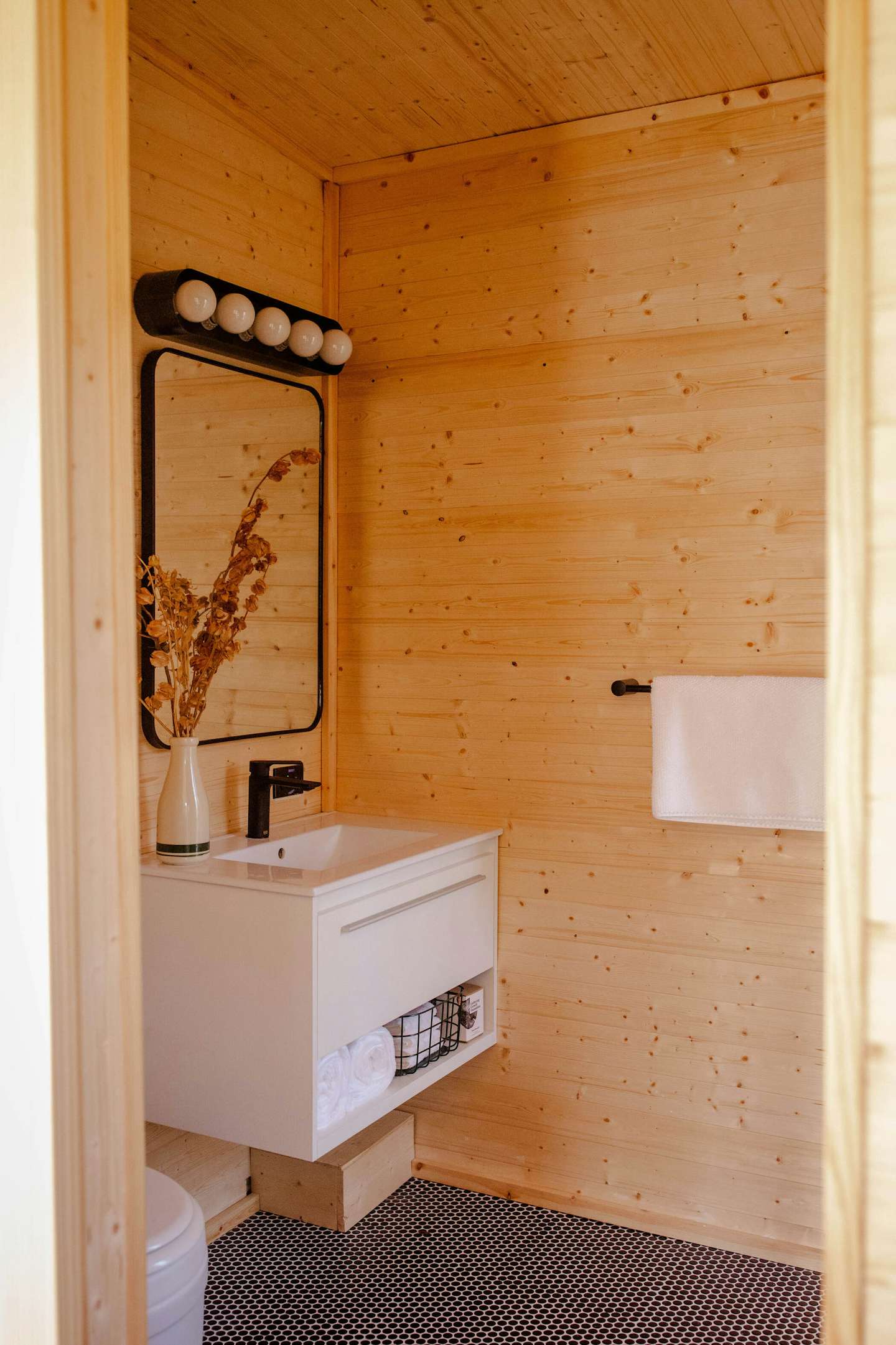 This $225-a-Night Tiny Cabin in Upstate NY Was Built Entirely for ...