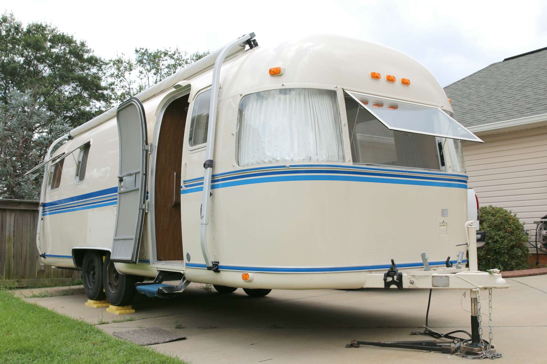 Live the Airstream Life Vicariously With a New Book That Celebrates the ...