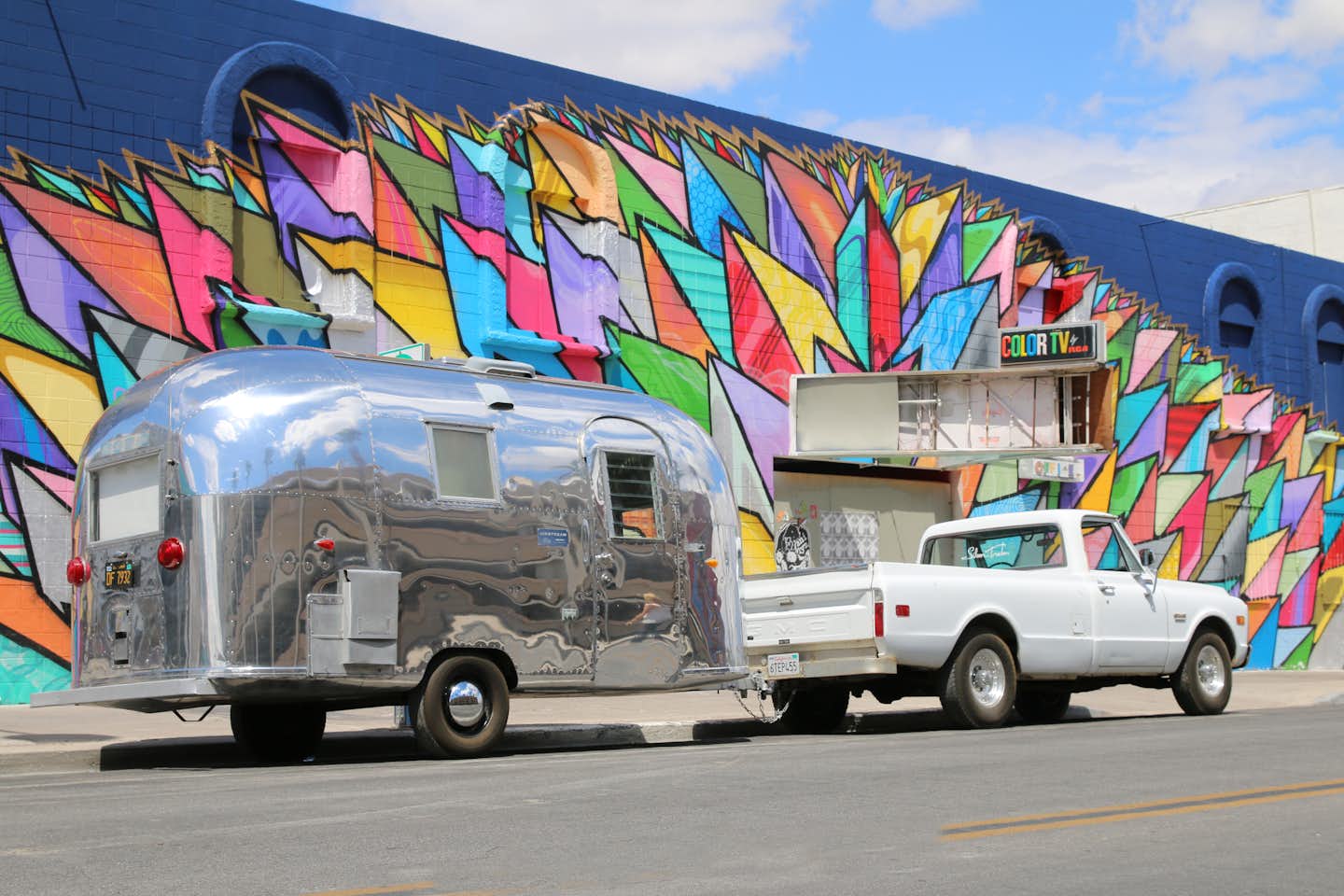 Live the Airstream Life Vicariously With a New Book That Celebrates the ...