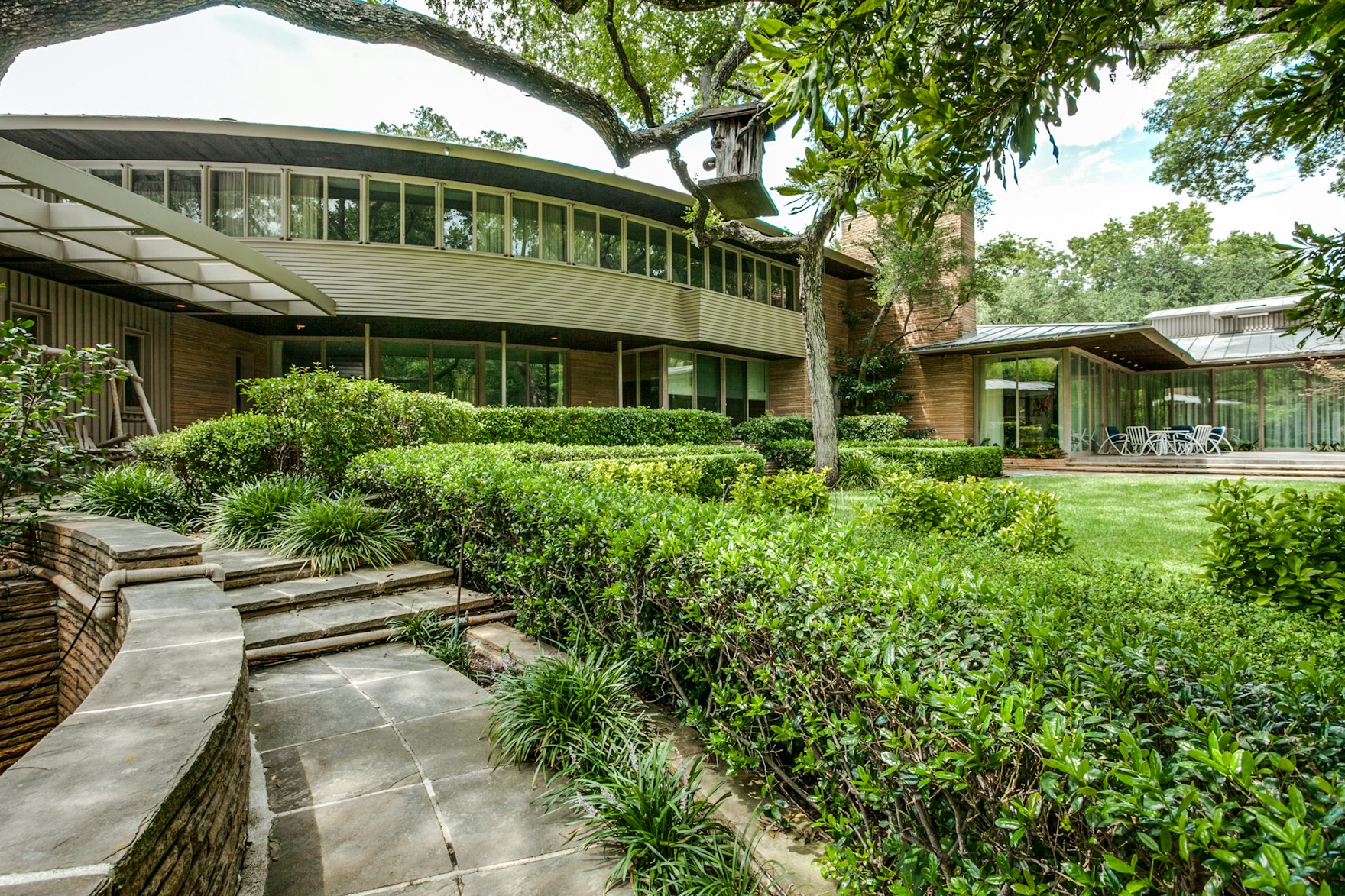 A Frank Lloyd Wright-Inspired Waterfront Masterpiece in Dallas Is Up ...