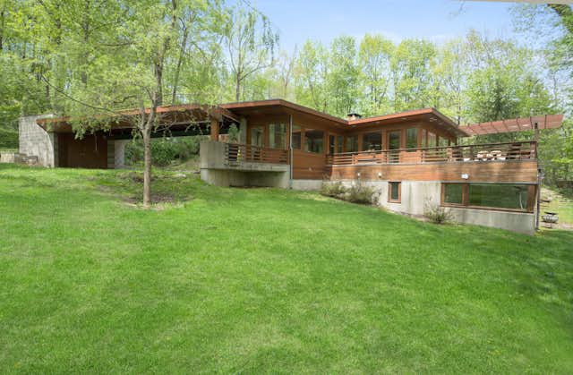 Photo 16 of 20 in A Sprawling Usonian Home Hits the Market at $1.45M ...