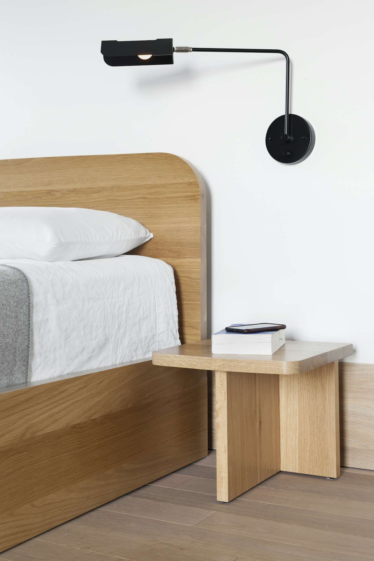 Photo 12 of 18 in An Iconic T-Shaped Apartment Receives a Modern ...