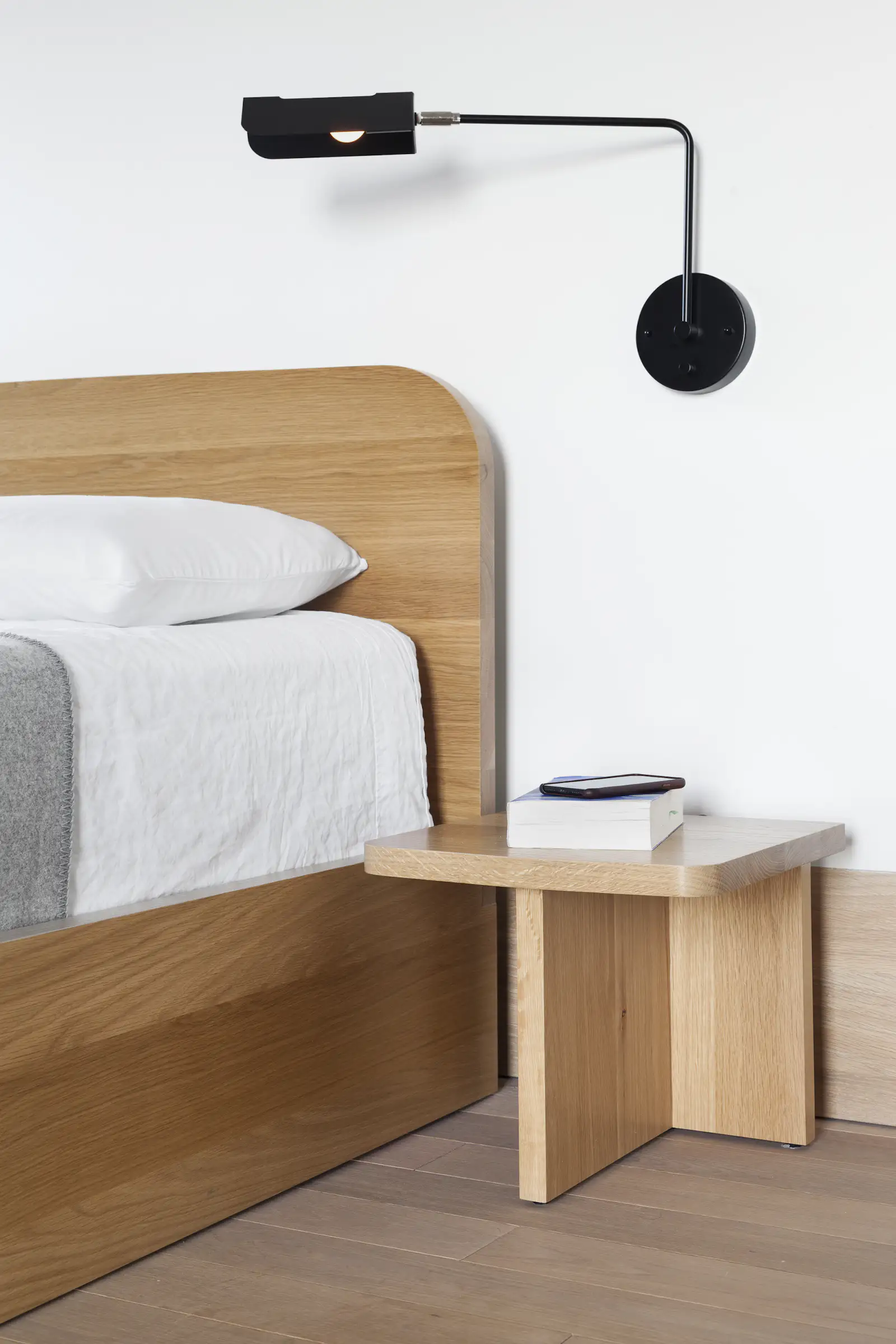 Photo 12 of 18 in An Iconic T-Shaped Apartment Receives a Modern ...