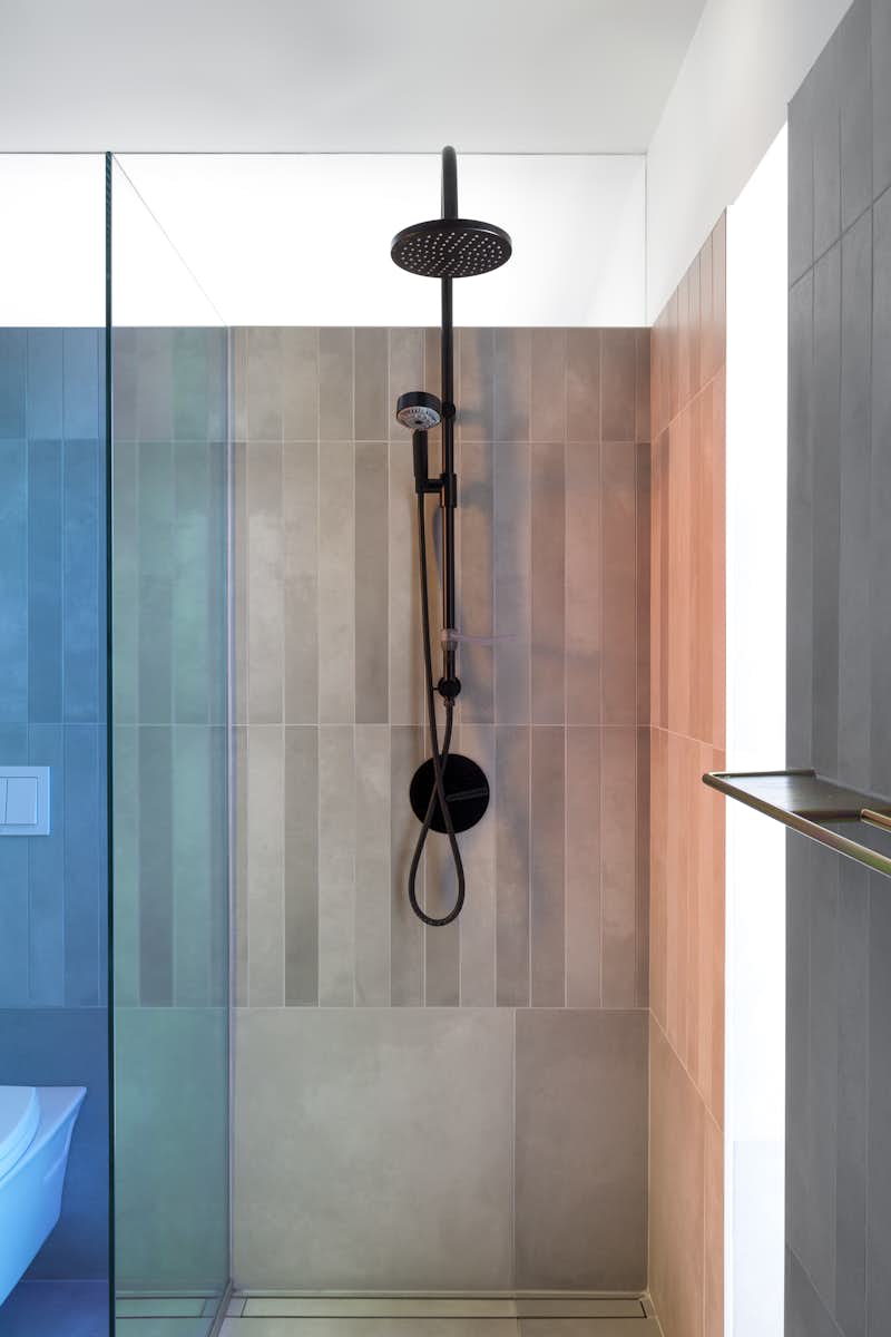 Photo 16 of 18 in An Iconic T-Shaped Apartment Receives a Modern ...