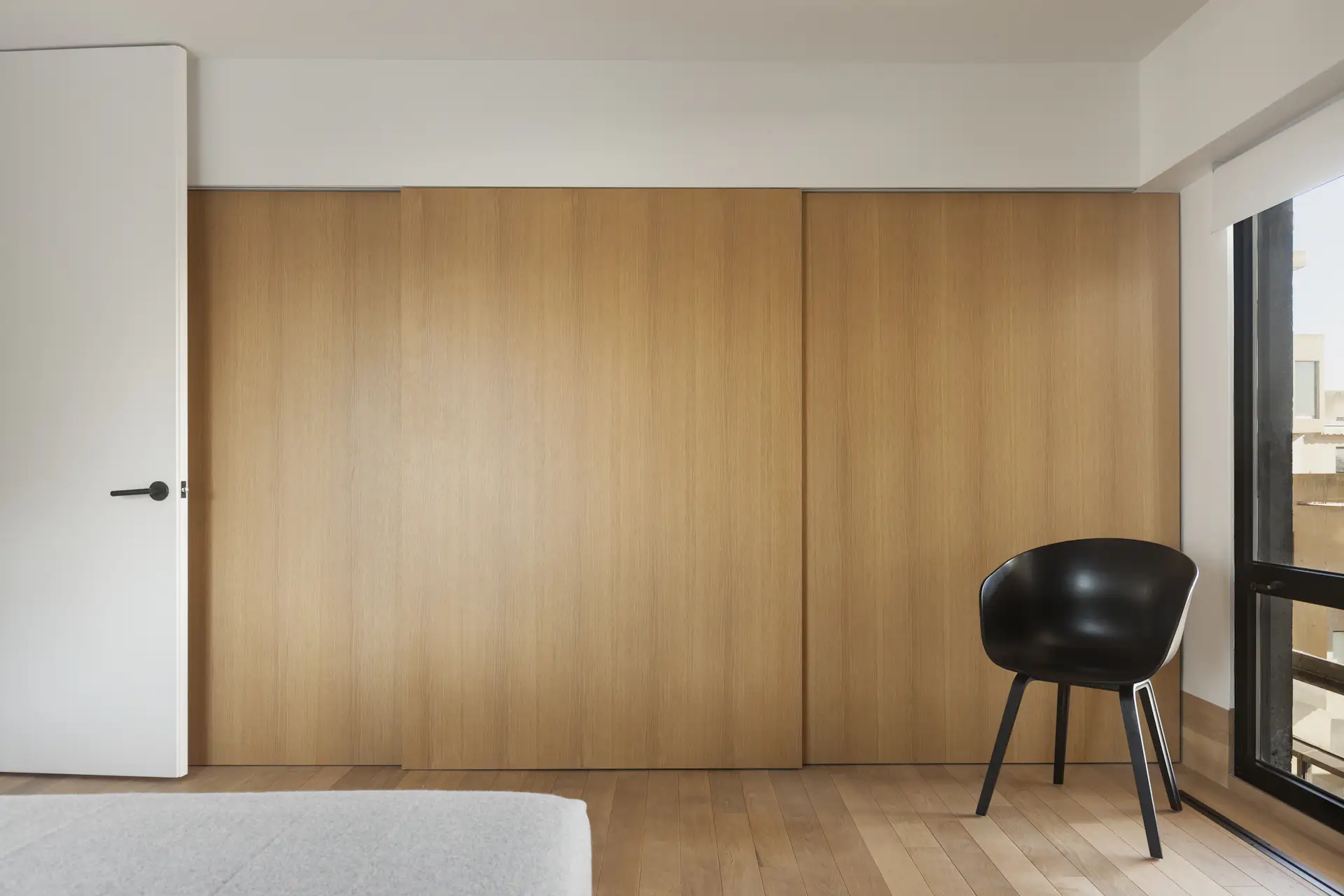Photo 14 of 18 in An Iconic T-Shaped Apartment Receives a Modern ...