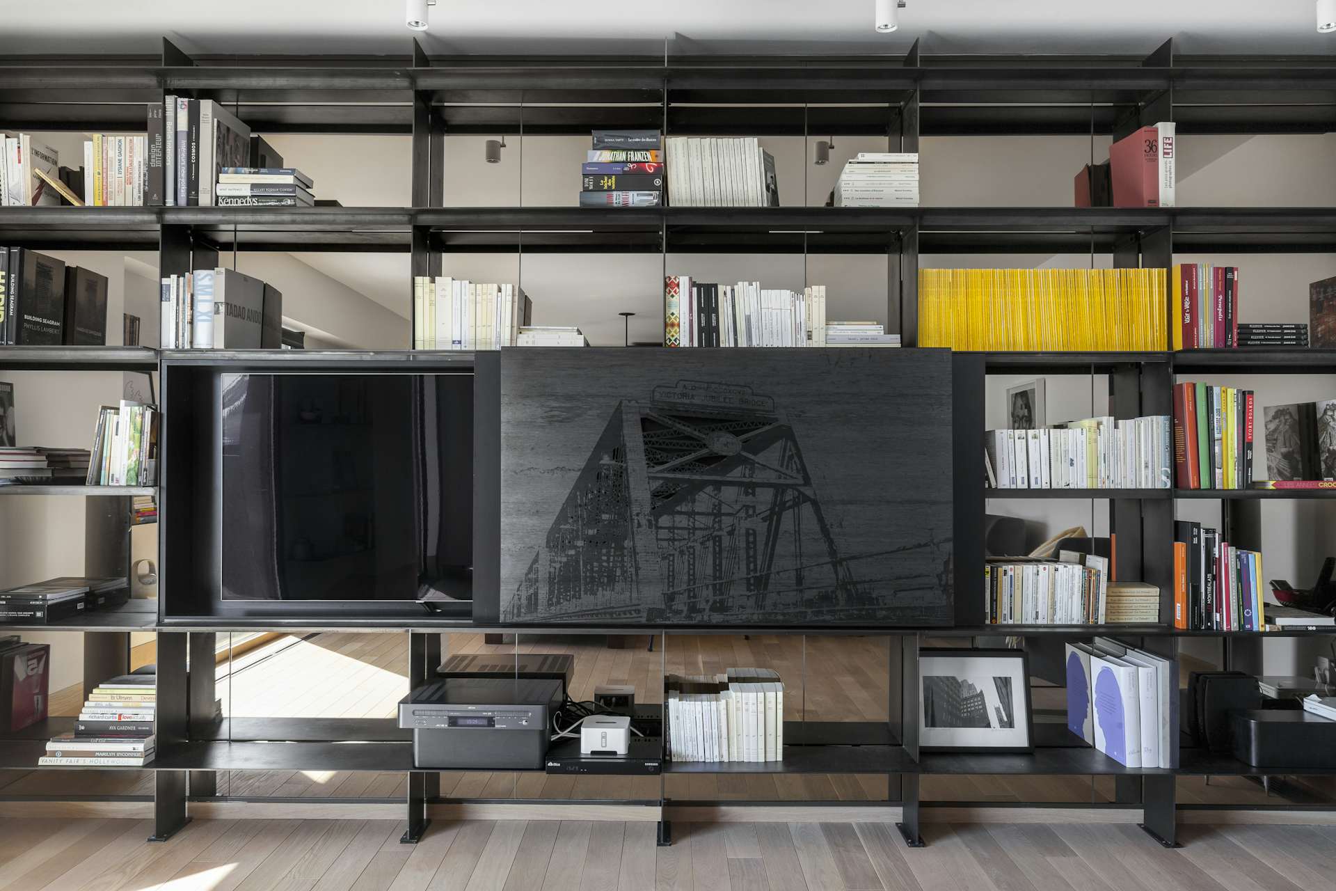 Photo 4 of 18 in An Iconic T-Shaped Apartment Receives a Modern ...