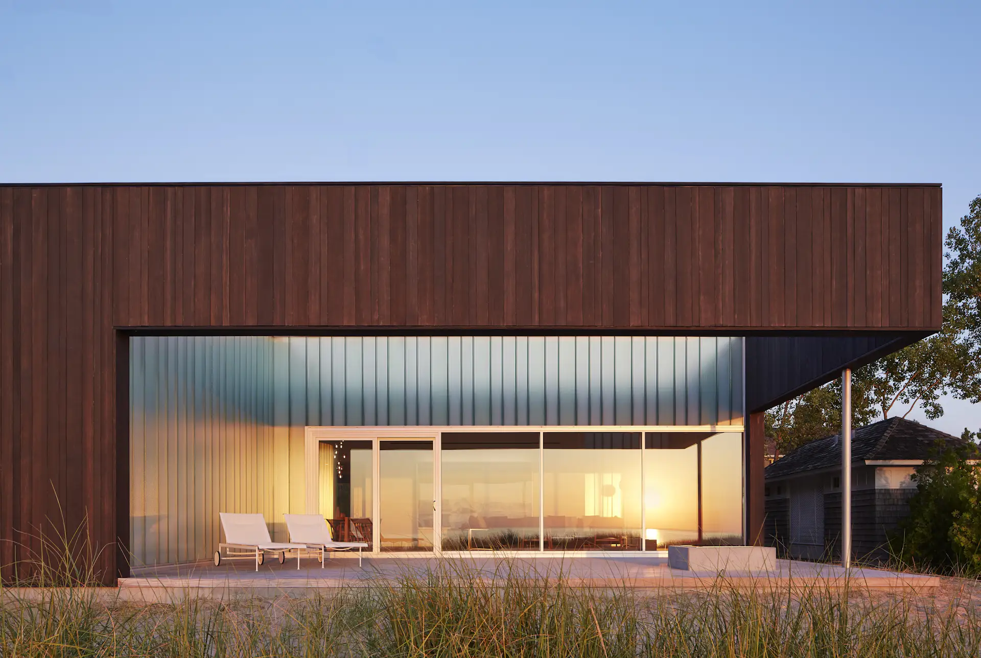 Four Courtyards Form This Modern Waterfront Home - Dwell