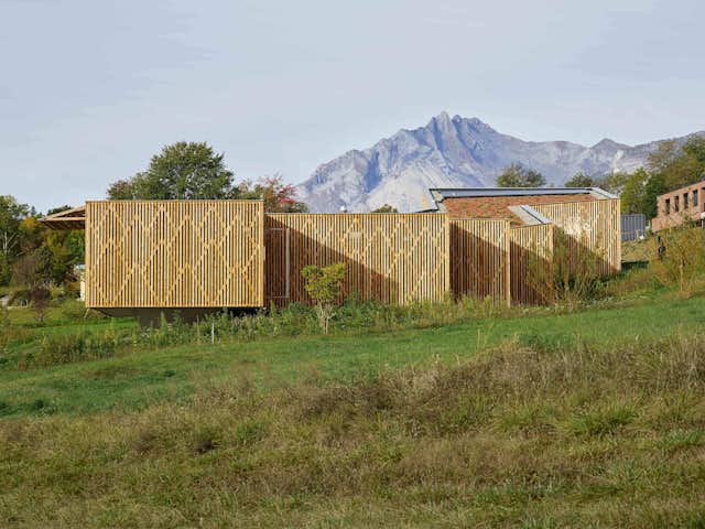 Photo 11 of 13 in A Green-Roofed Family Home Frames the Grandeur of the ...