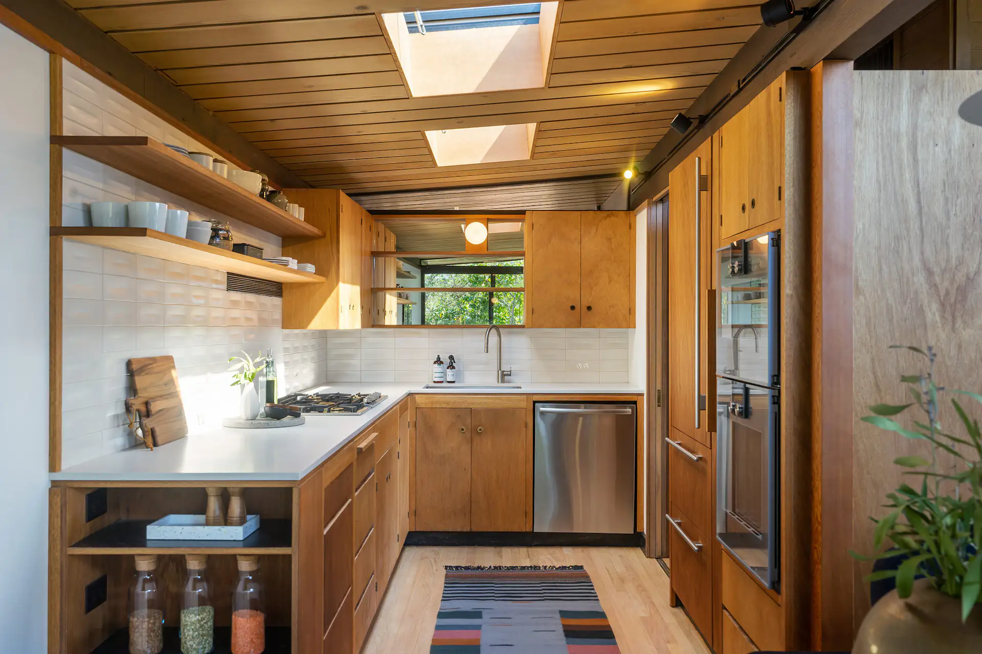 Photo 7 of 15 in A Spectacular Roger Lee Midcentury Hits the Market in ...