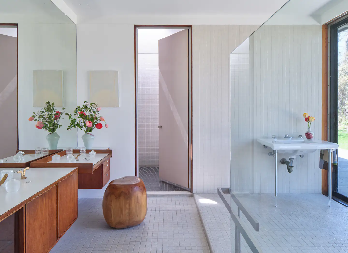 An Art Exhibition at the Gerald Luss House in New York - Dwell