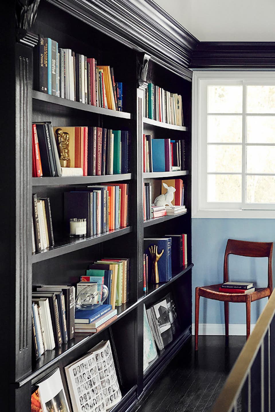 Photo 7 of 18 in 9 Home Libraries We All Want to Curl Up in This ...