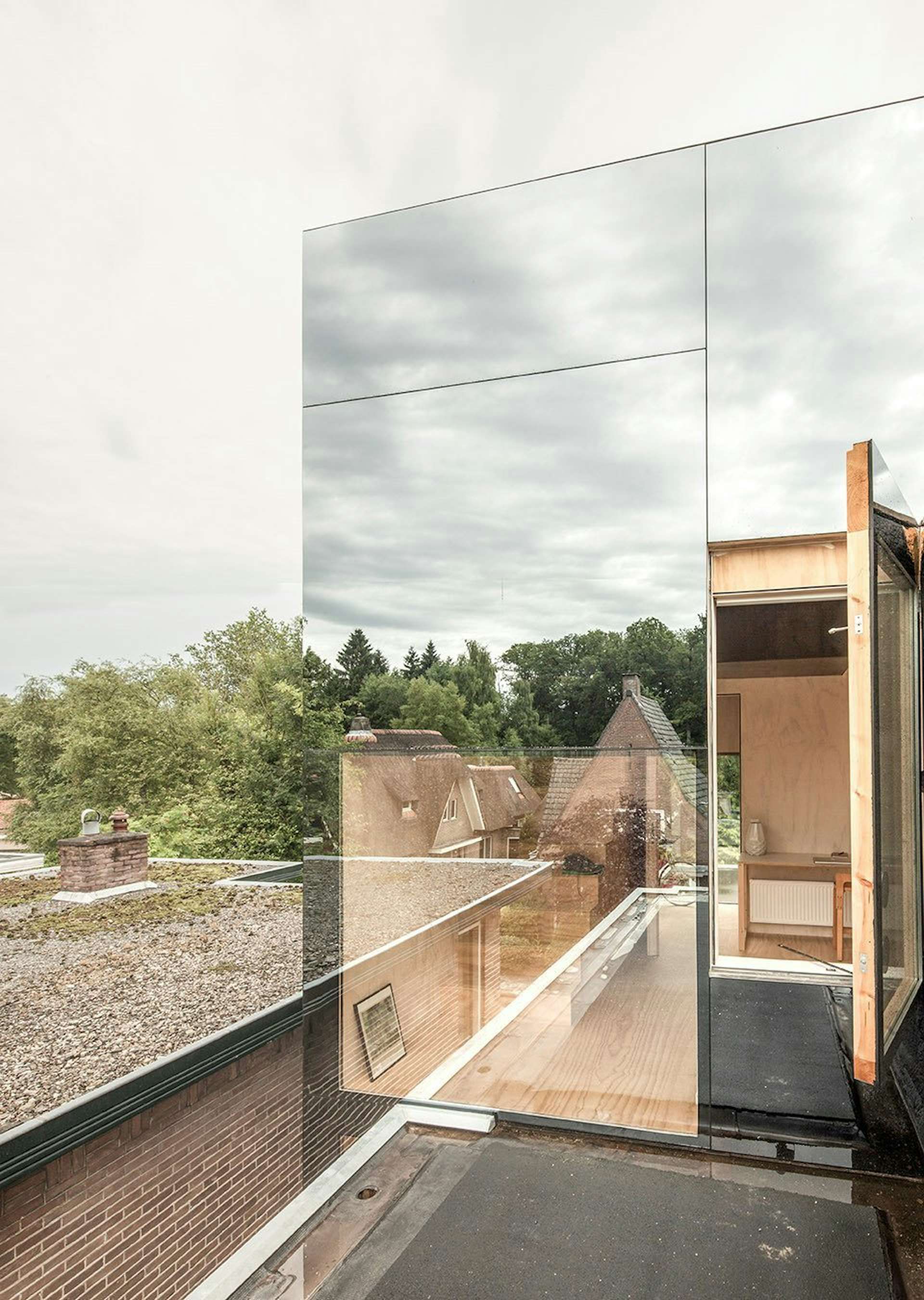 8 Structures and Spaces That Use Mirrored or Reflective Surfaces in ...