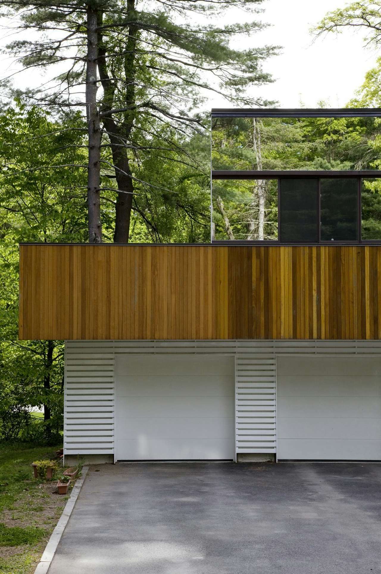 8 Structures and Spaces That Use Mirrored or Reflective Surfaces in ...